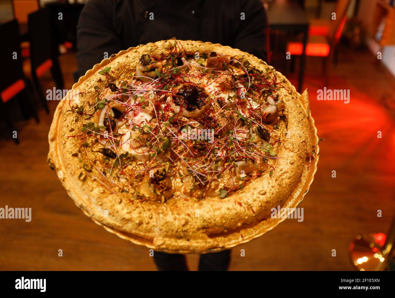 Edible gold pizza hi-res stock photography and images - Alamy