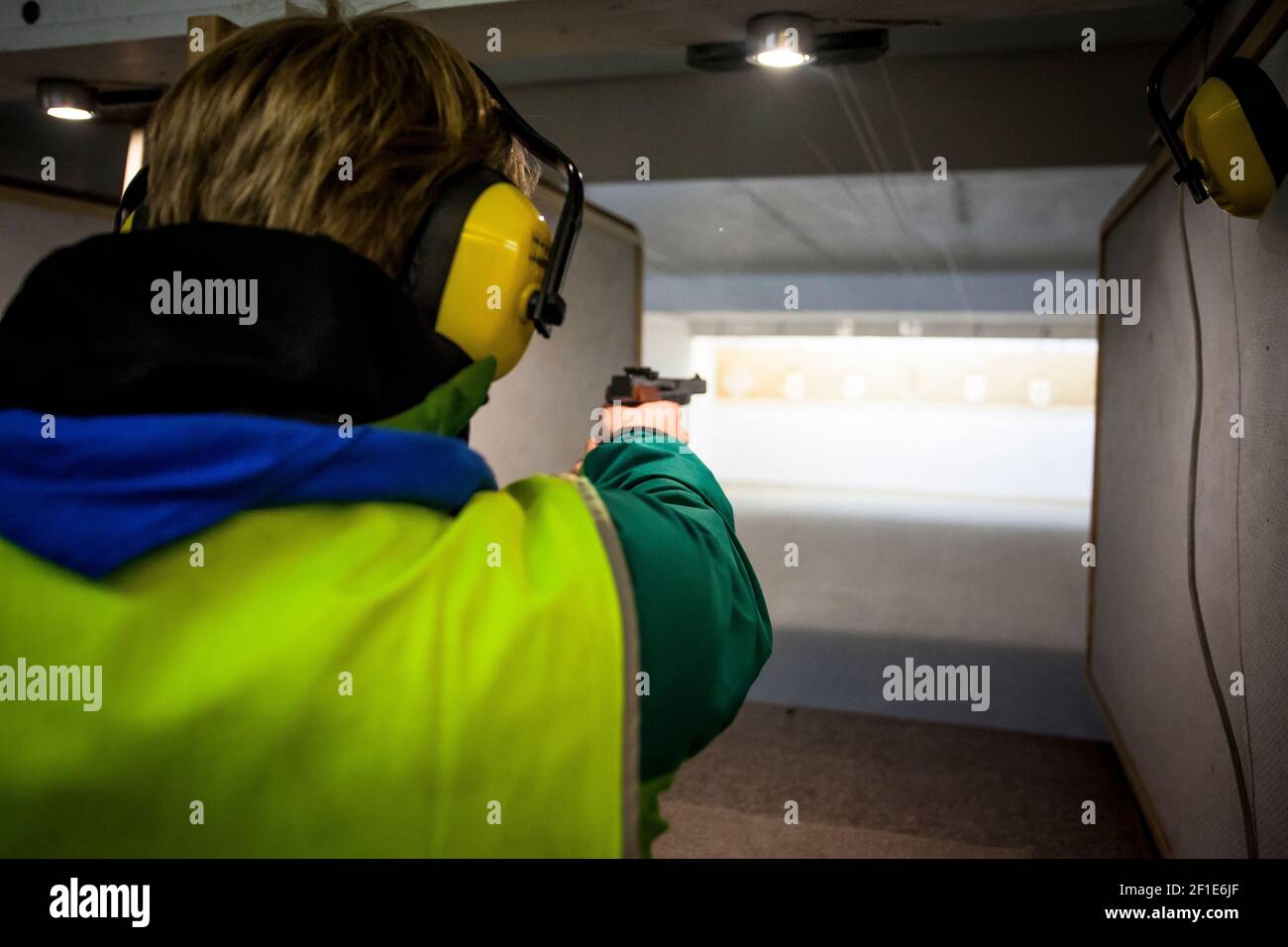 A person aiming at a target at a shooting range Stock Photo - Alamy