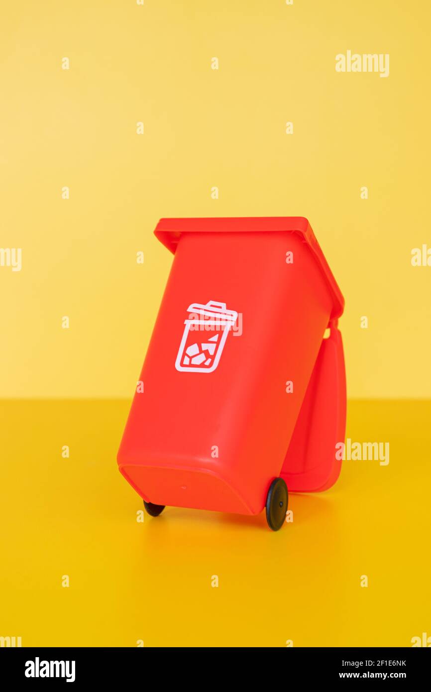 Garbage can symbol hi-res stock photography and images - Alamy