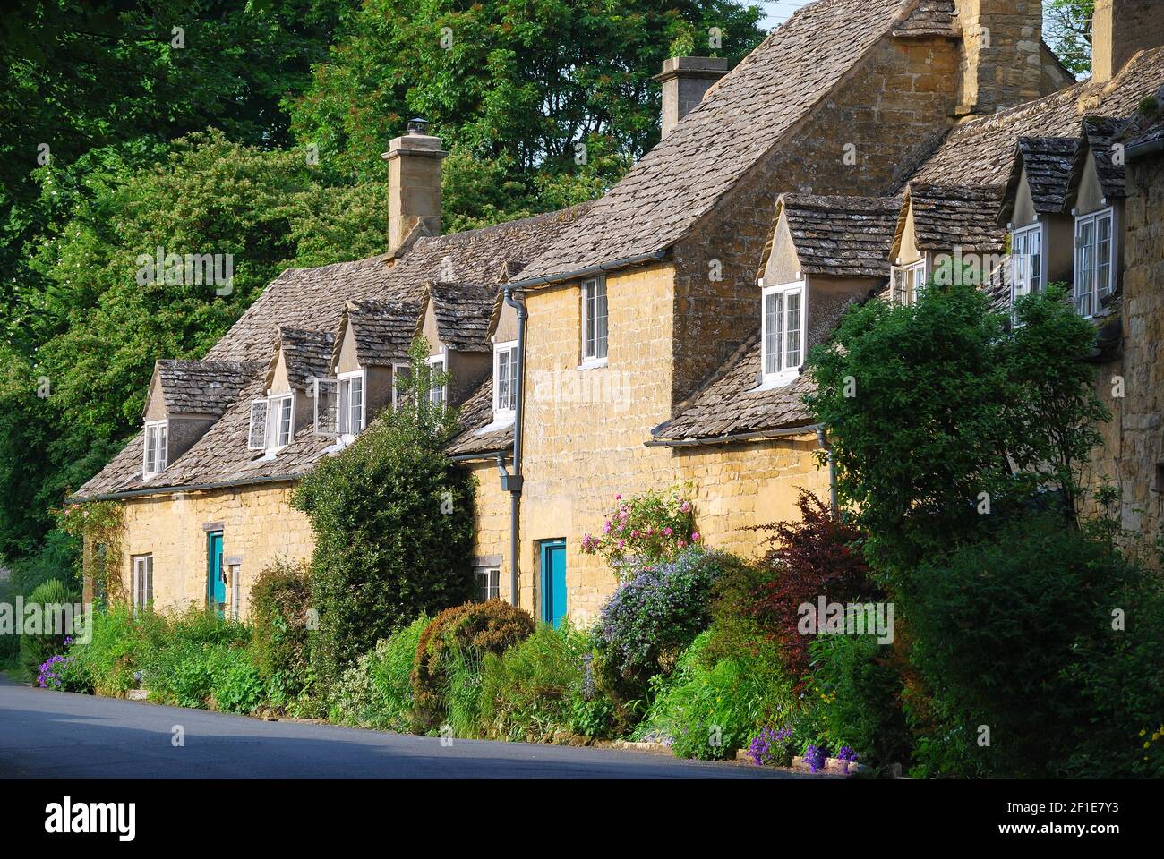 Cotswold village cottages hi-res stock photography and images - Alamy