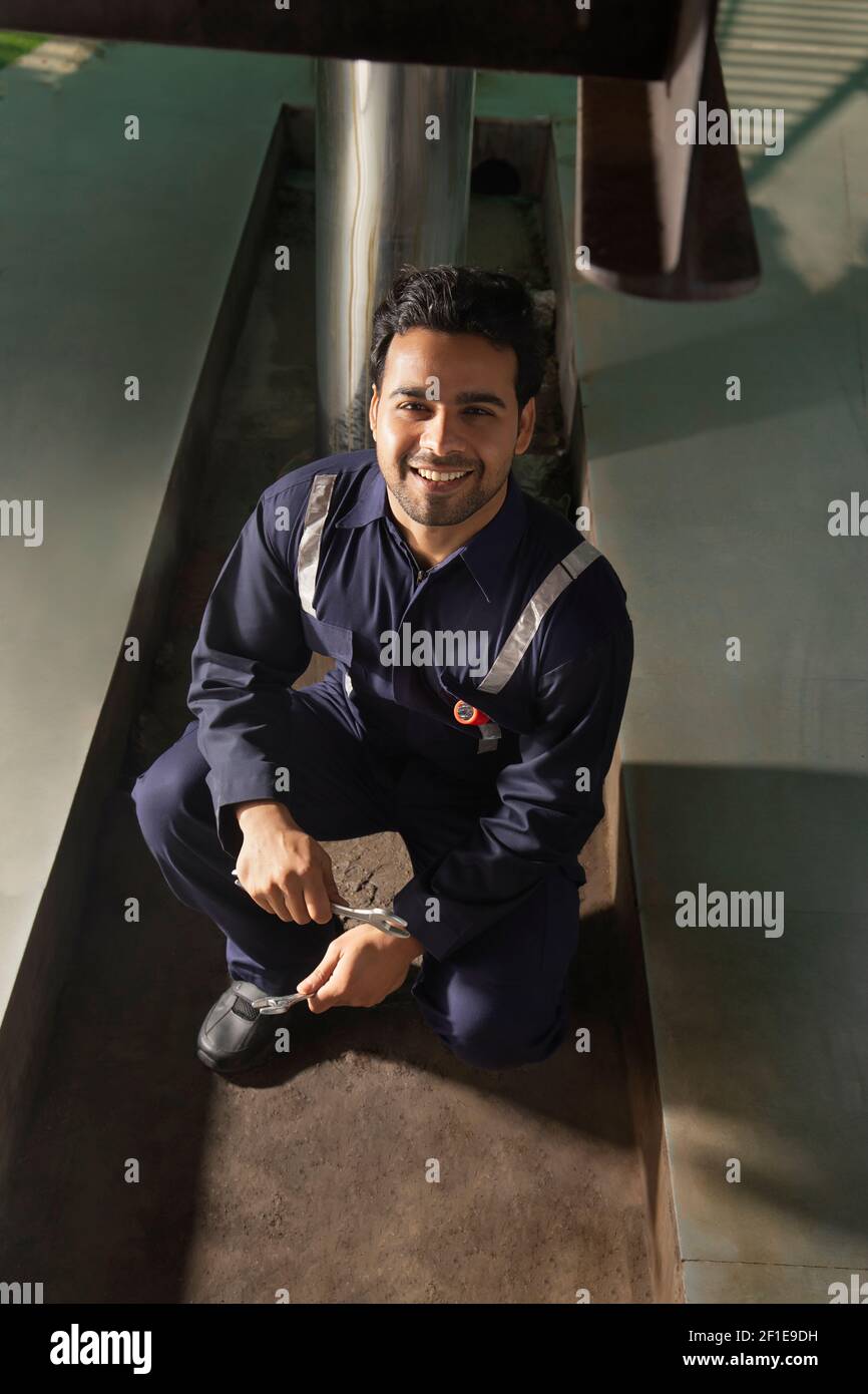 Auto mechanic ramp hi-res stock photography and images - Alamy