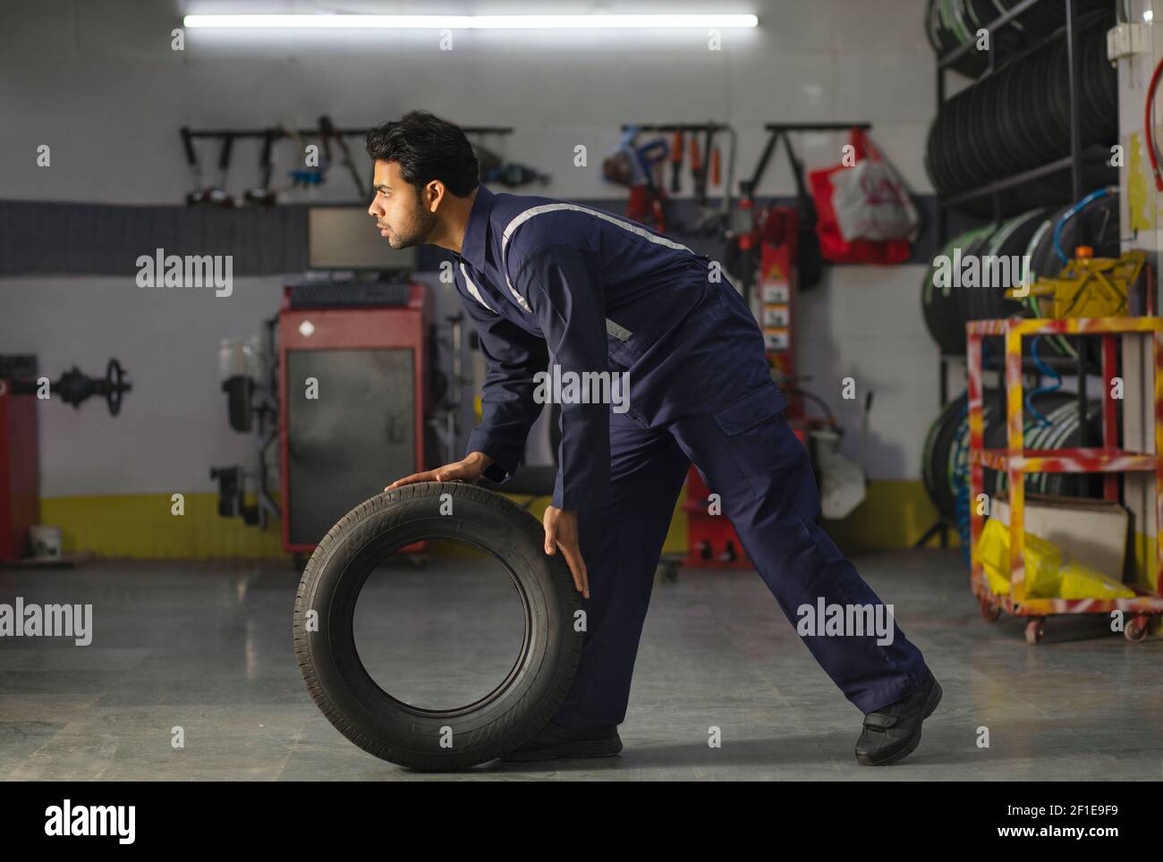 Tyre service hi-res stock photography and images - Alamy