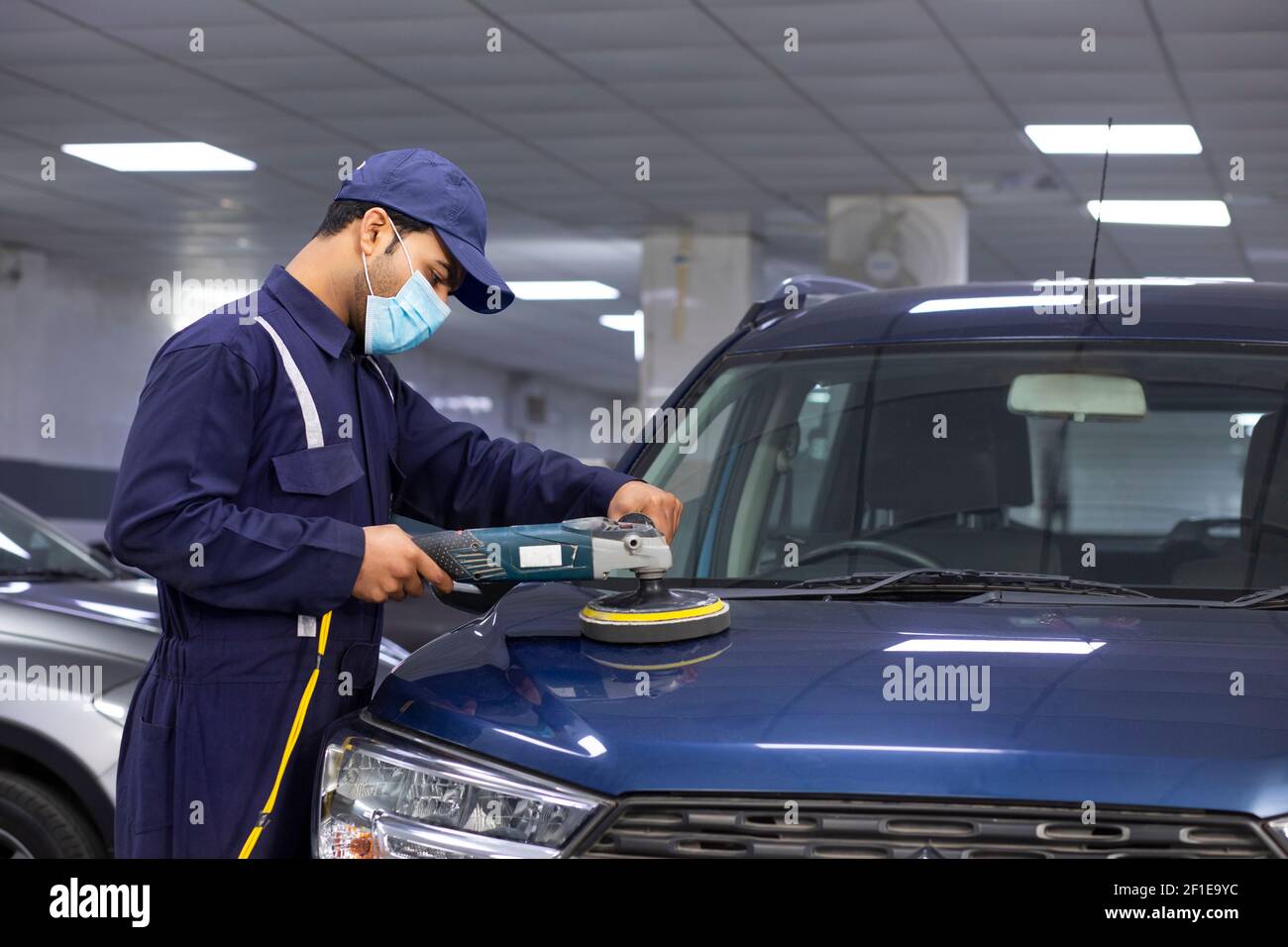 Car mechanic in workshop cleaning hi-res stock photography and images ...