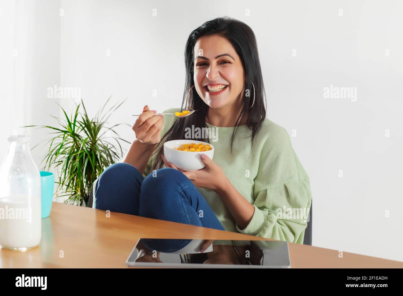 India eating happy hi-res stock photography and images - Alamy
