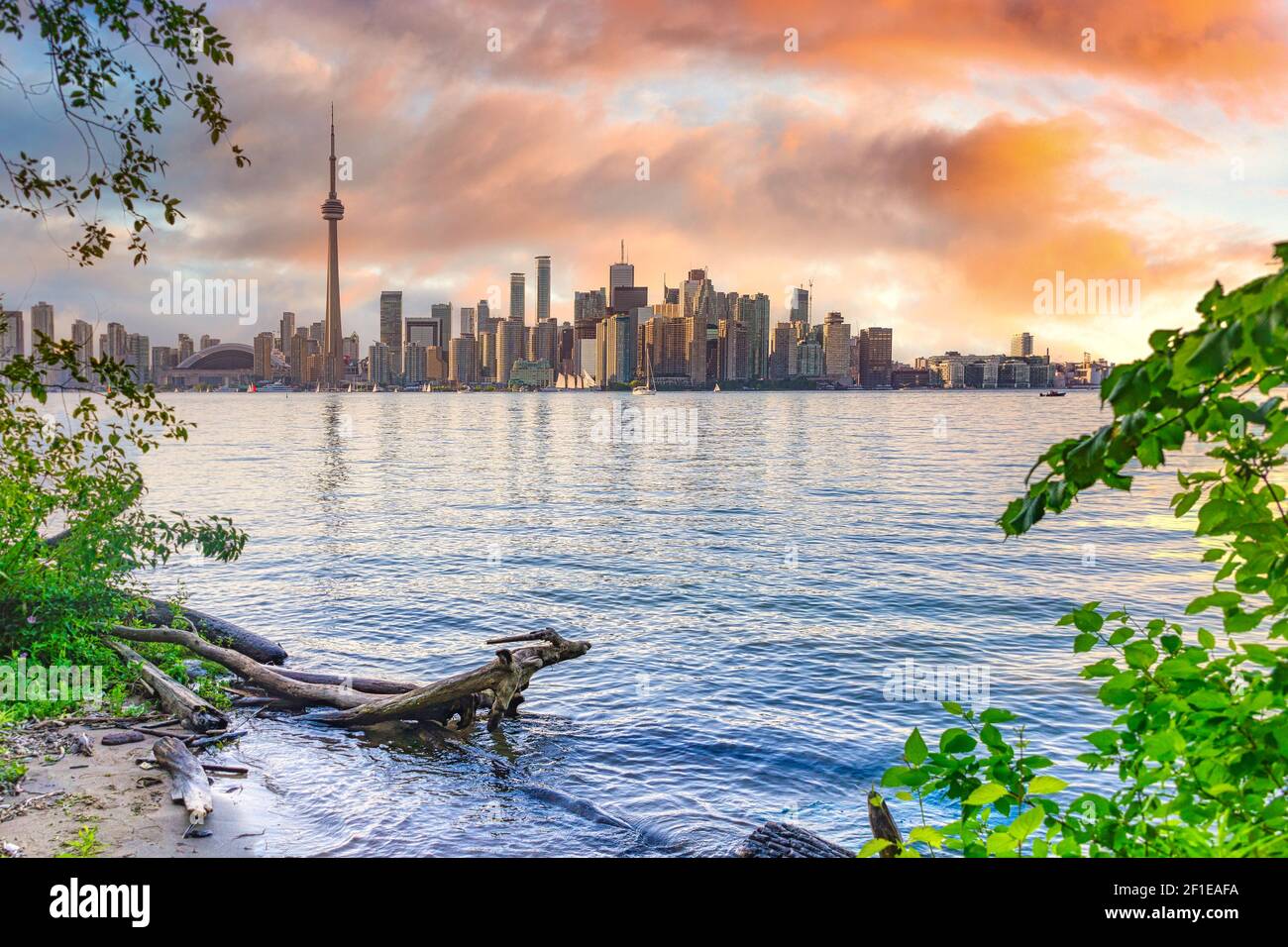 Toronto skyline cityscape dusk canada hi-res stock photography and ...