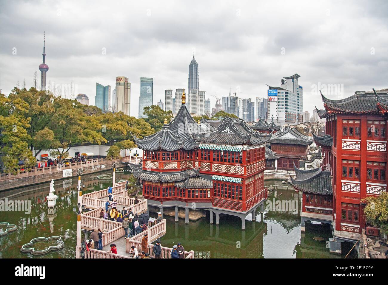 Yu Yuan tea house and city skyline, Yu Yuan Shangcheng, Yu Gardens ...