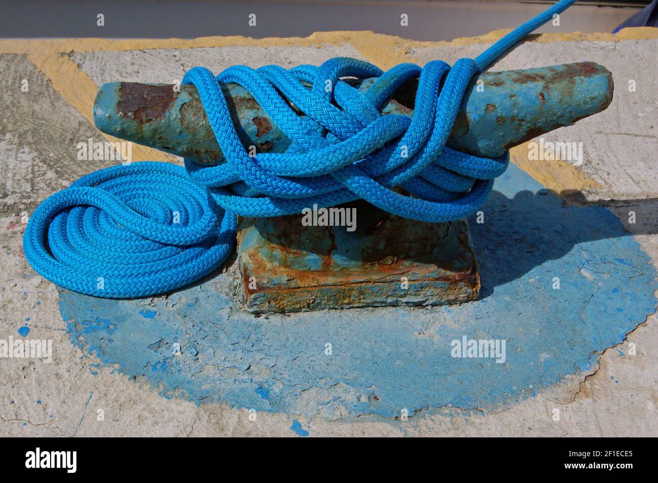 Neatly coiled rope hi-res stock photography and images - Alamy
