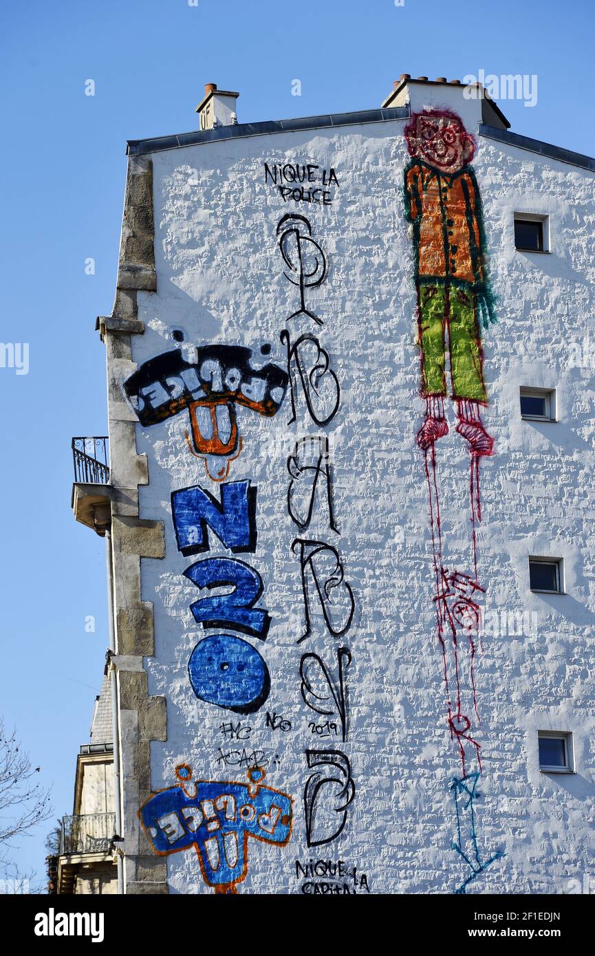 Paintings and tags on building - Paris - France Stock Photo - Alamy