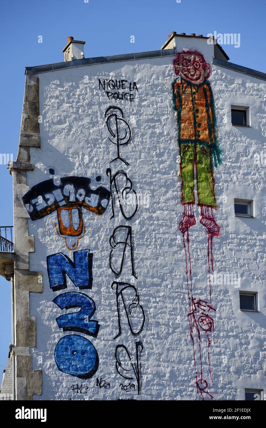 Paintings and tags on building - Paris - France Stock Photo - Alamy