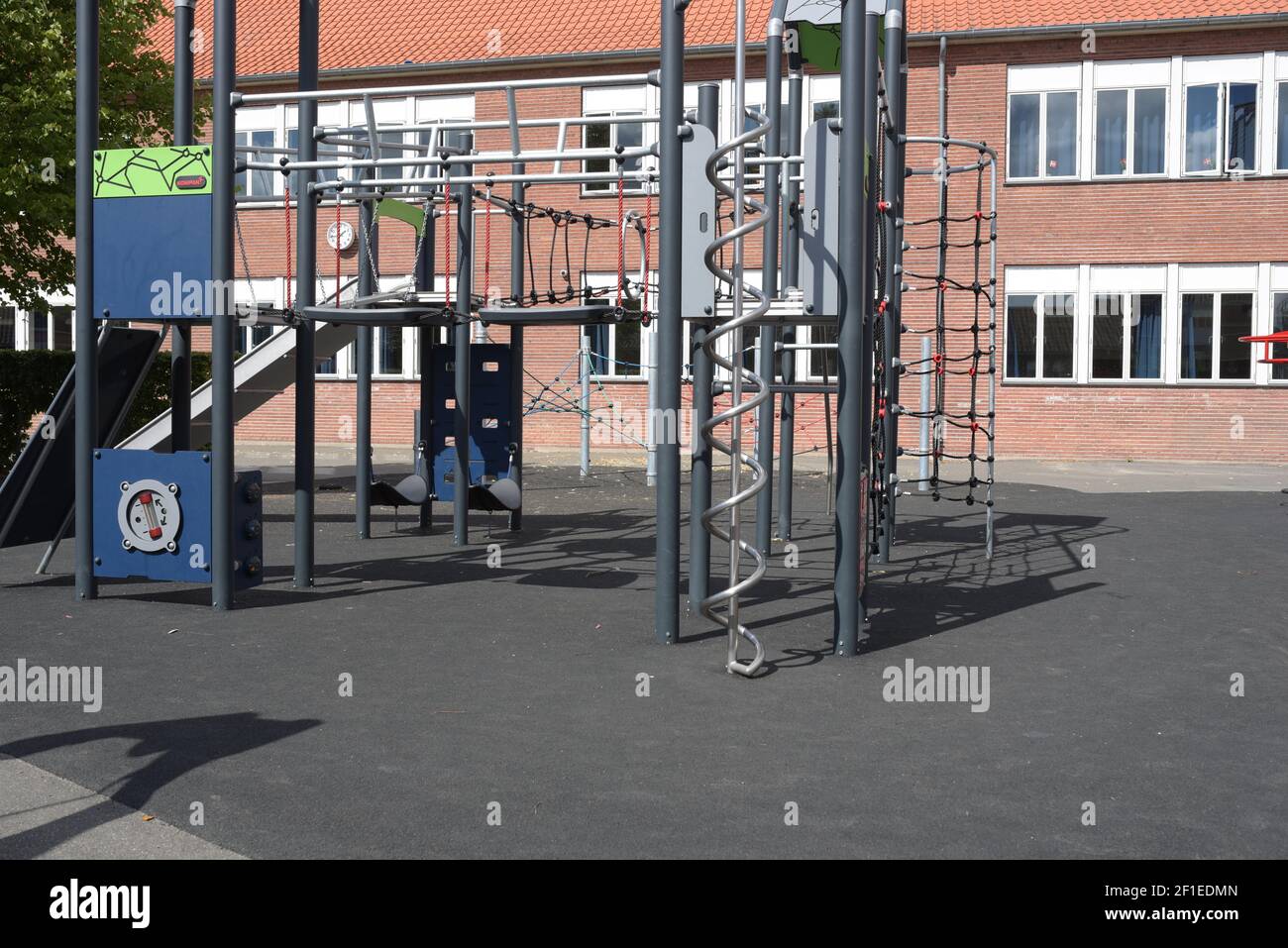 Primary school pupils break time hi-res stock photography and images ...