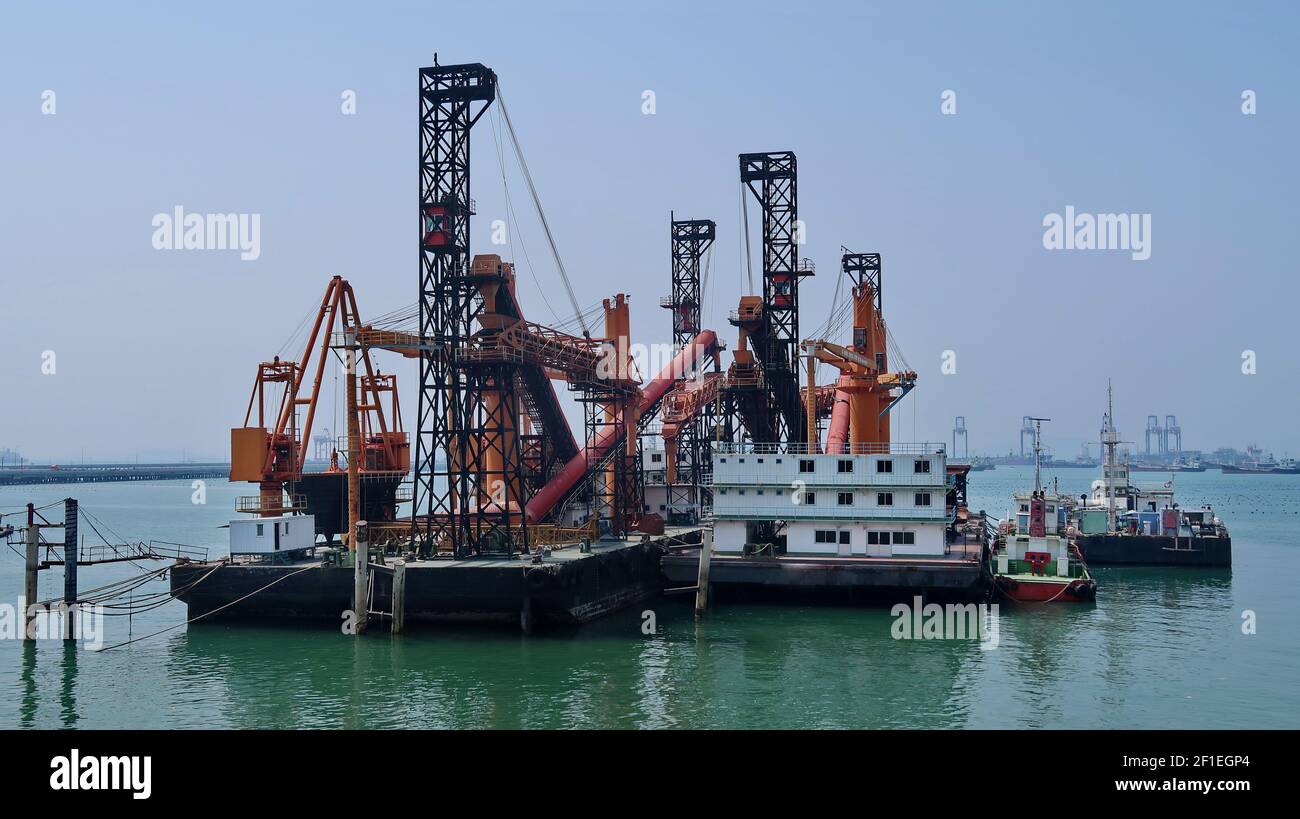 Self unloading bulk carrier hi-res stock photography and images - Alamy
