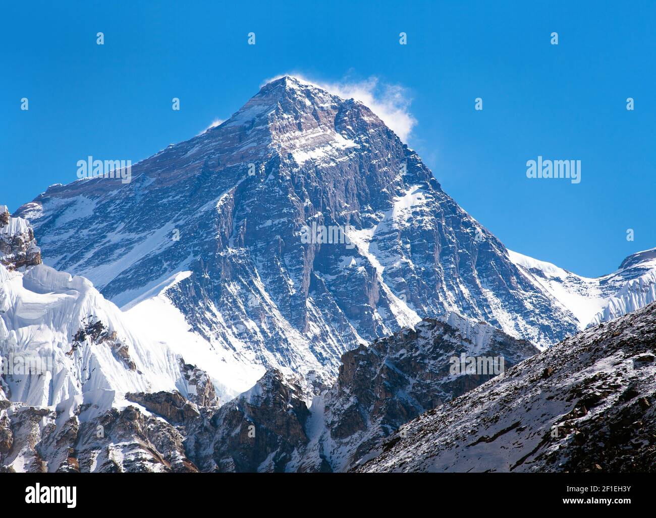Top of Mount Everest from Gokyo valley - way to Everest base camp ...