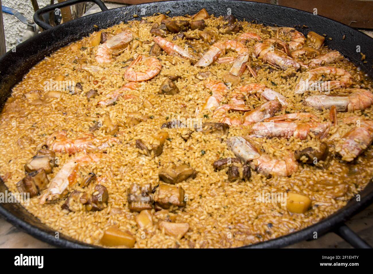 Typical and traditional spanish paella Stock Photo - Alamy