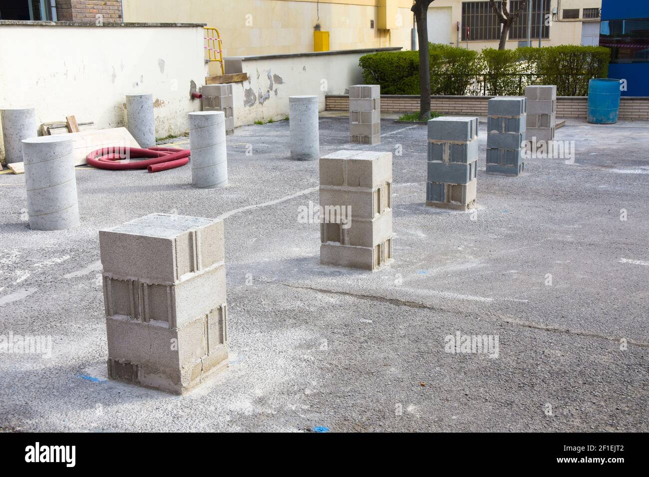 Pillars, under construction building Stock Photo - Alamy