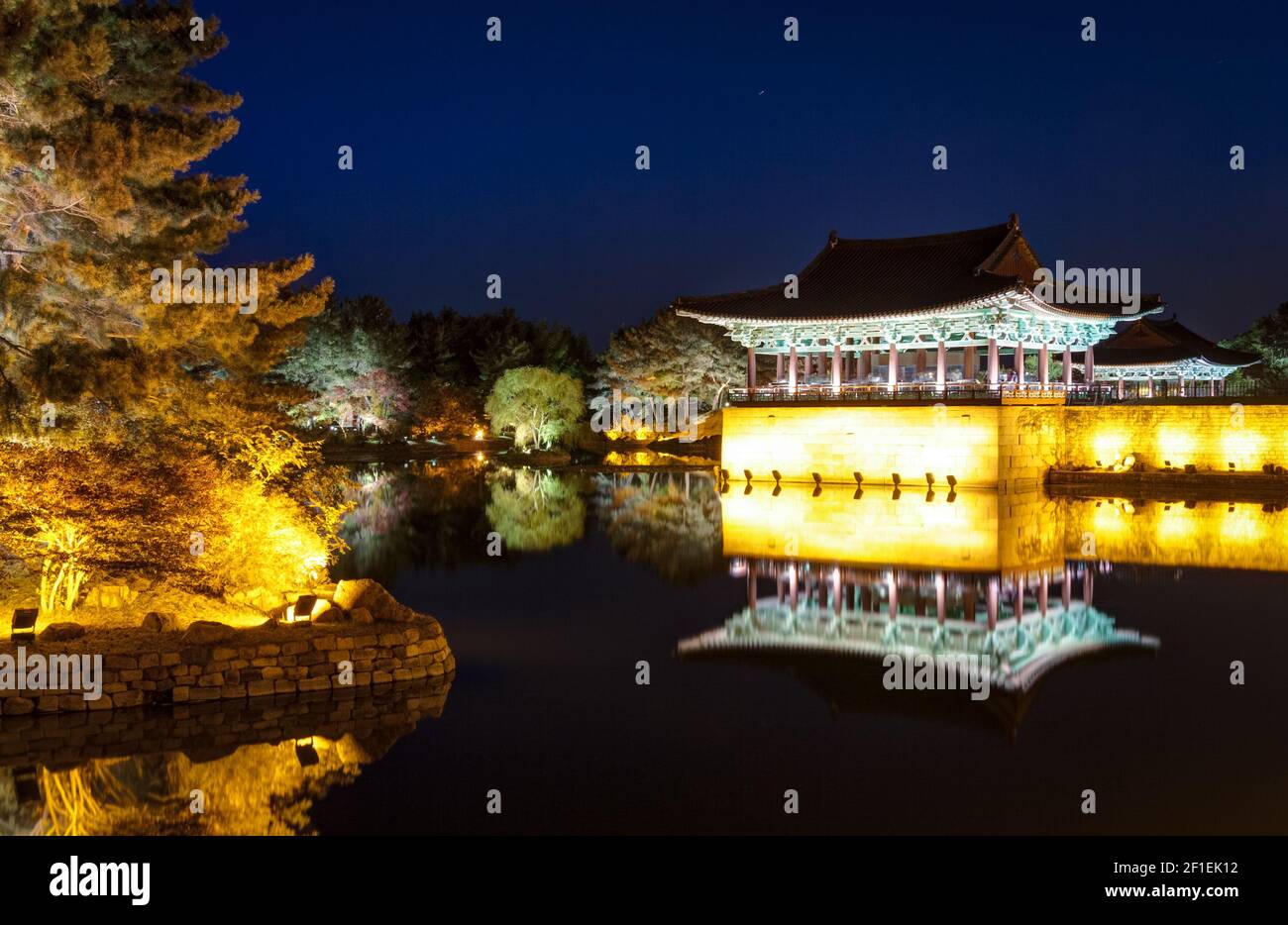 Night view. Anapji Pond in Gyeongju, South Korea Stock Photo - Alamy