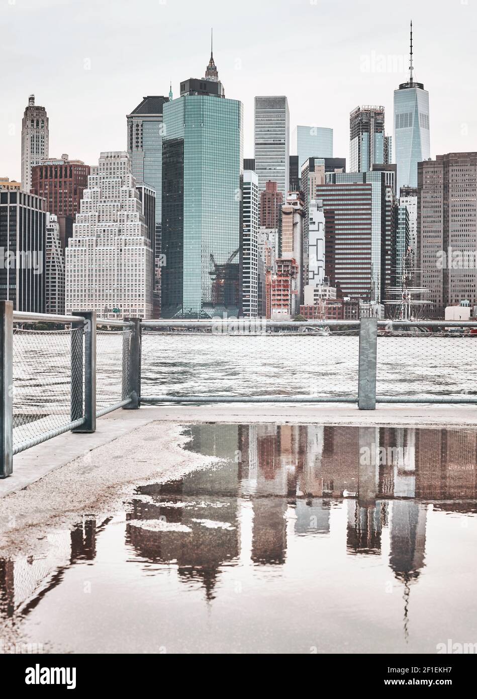 Puddle reflection building hi-res stock photography and images - Alamy