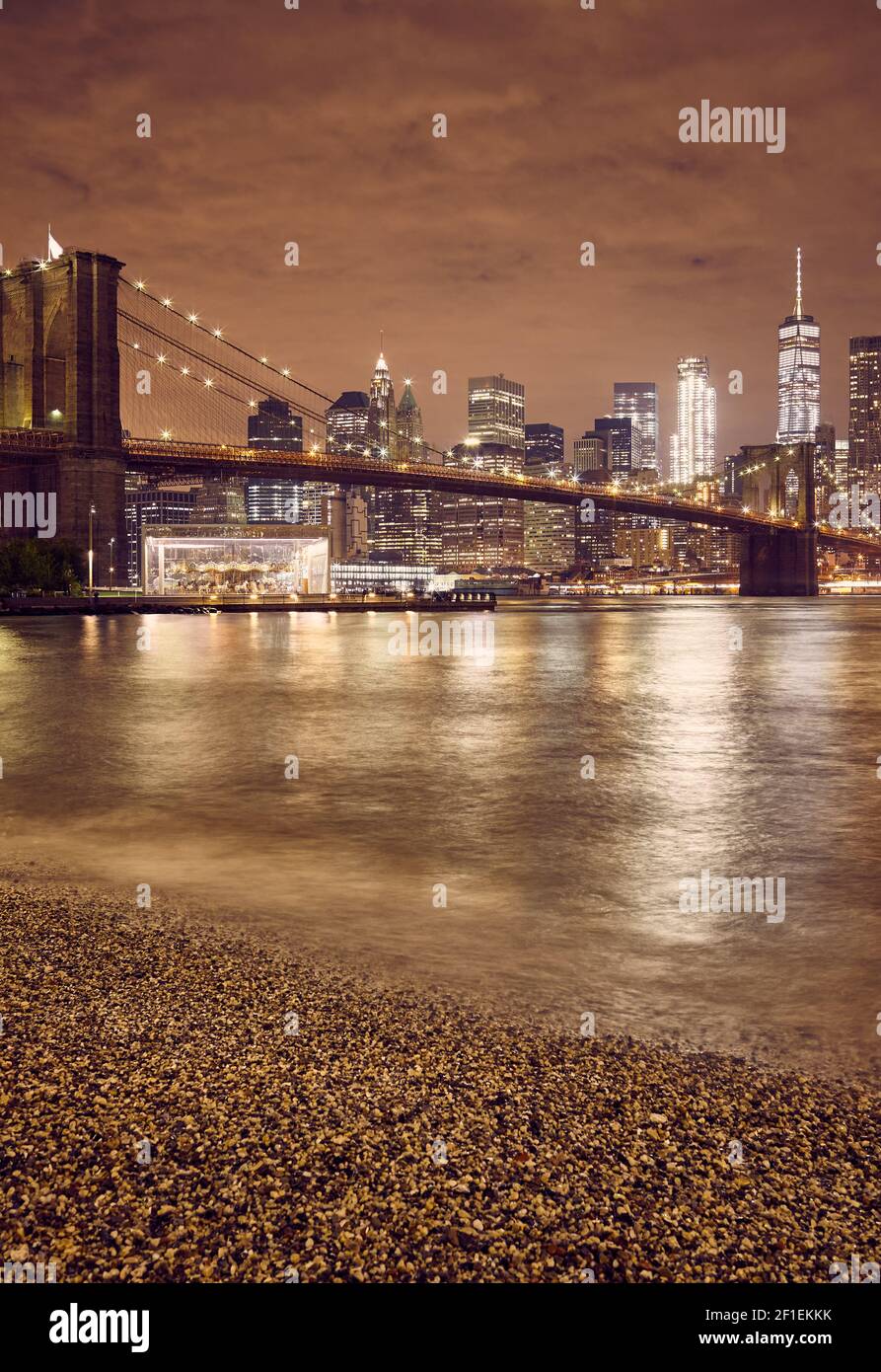 Yellow new york city skyline hi-res stock photography and images - Alamy
