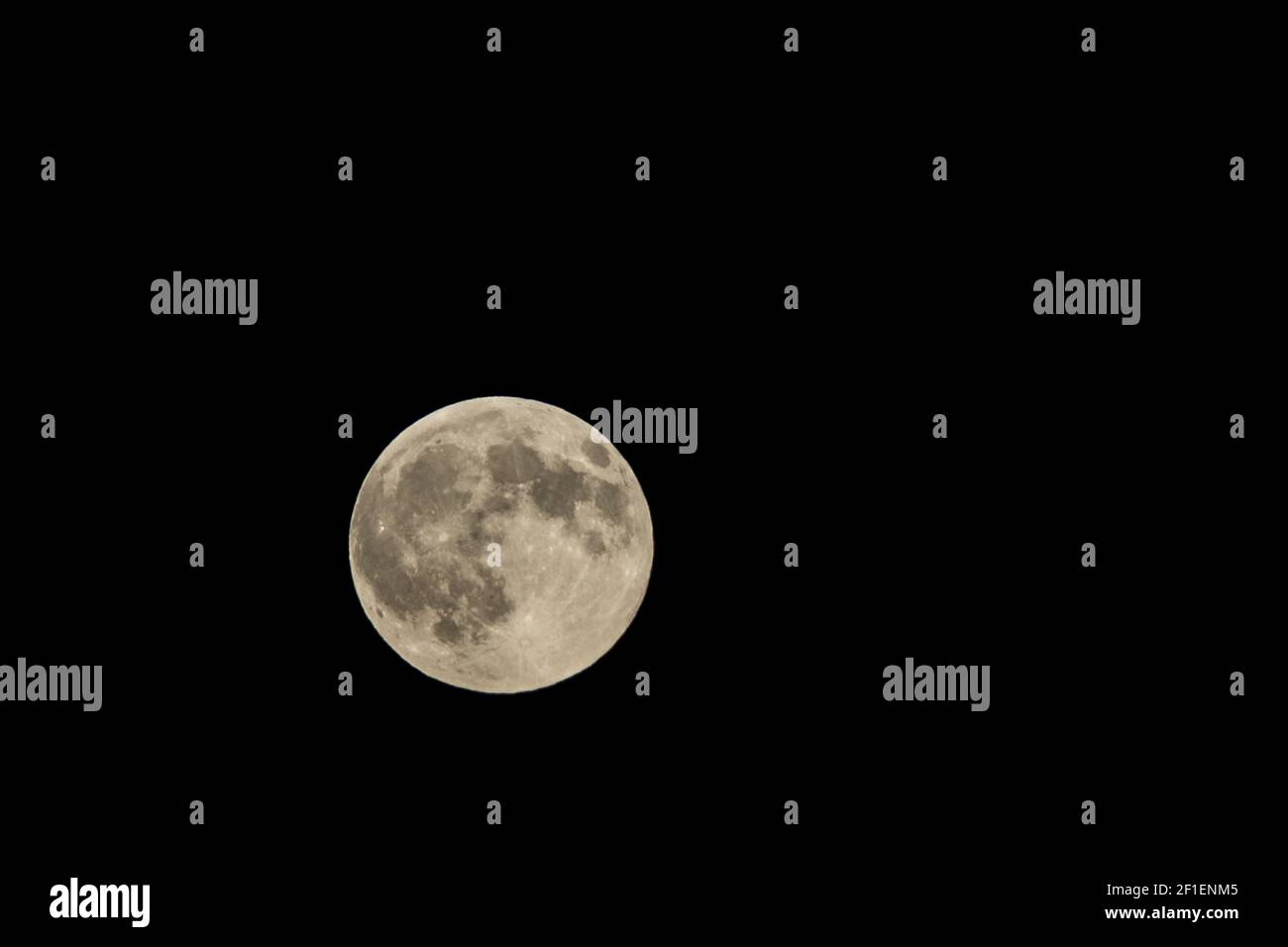 Black sky with moon hi-res stock photography and images - Alamy