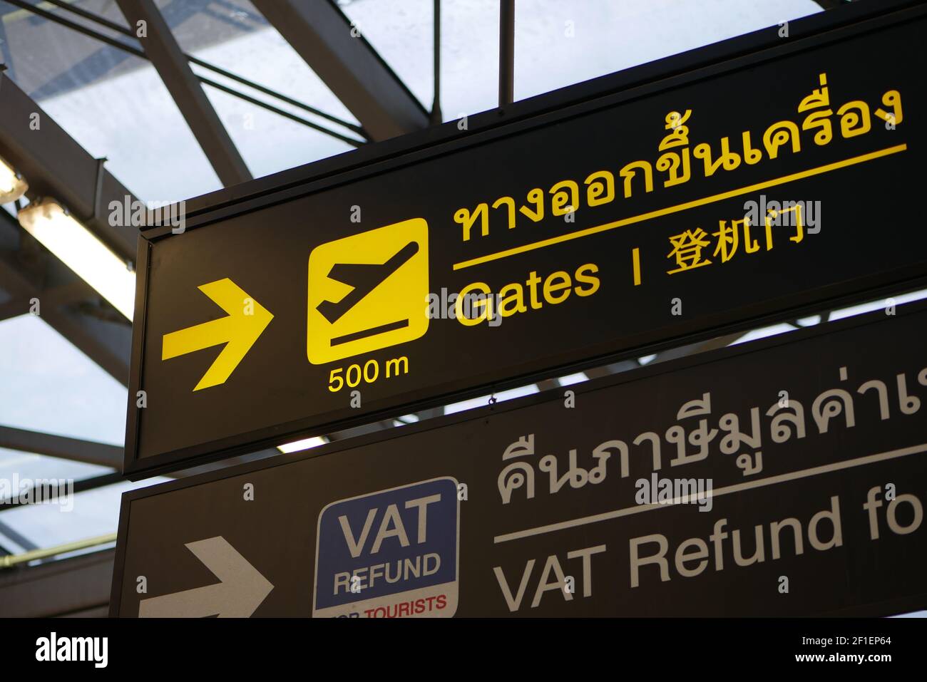 Boarding gate sign hi-res stock photography and images - Alamy