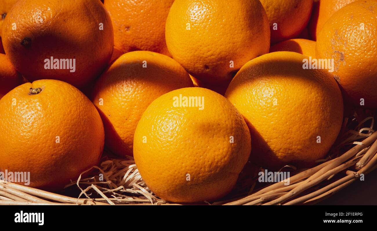 Organic oranges at local farmer market Stock Photo - Alamy