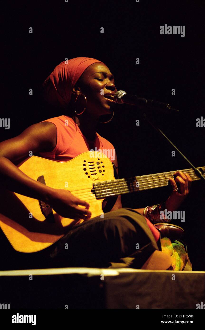 India arie 2002 hi-res stock photography and images - Alamy