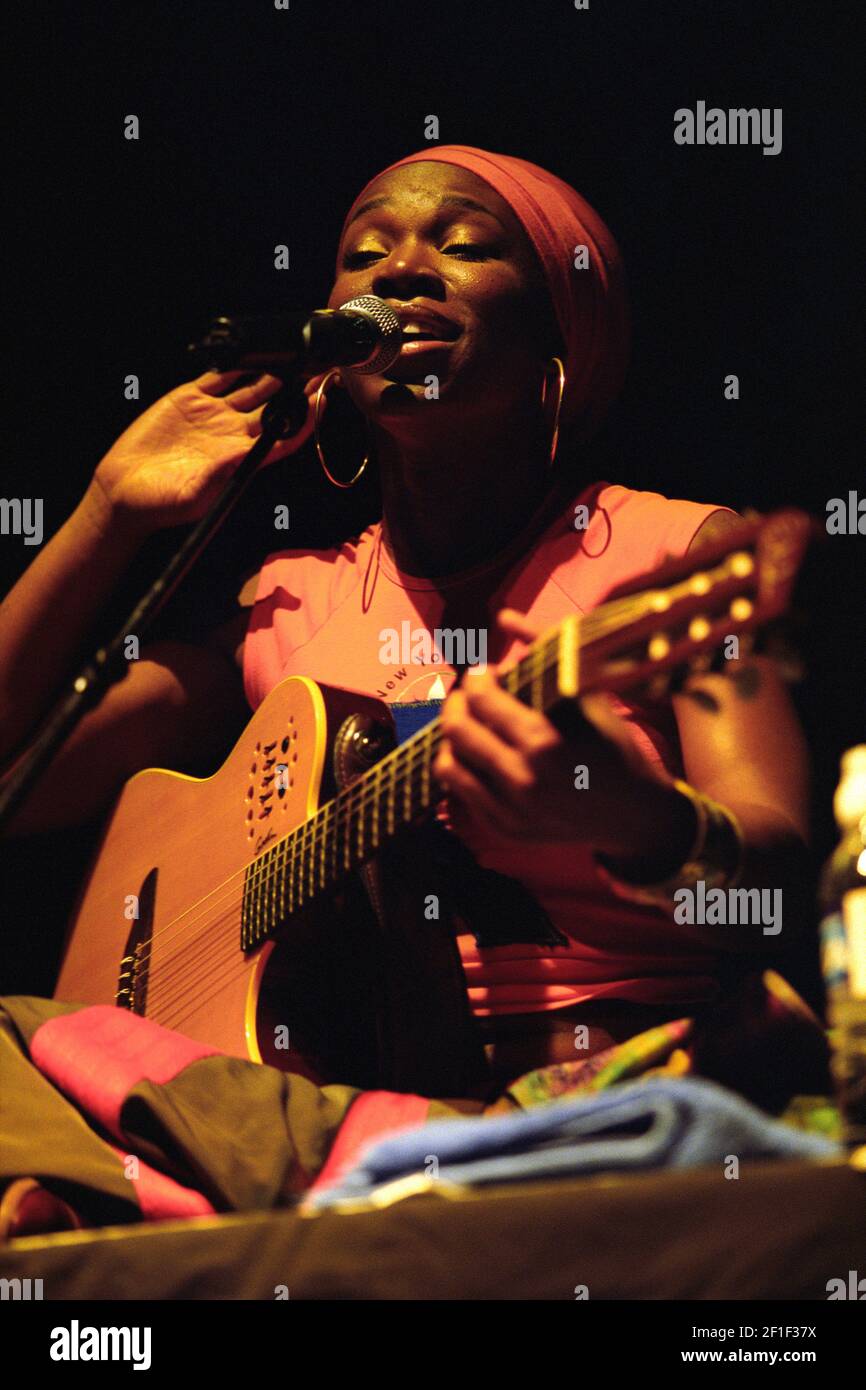 India arie 2002 hi-res stock photography and images - Alamy