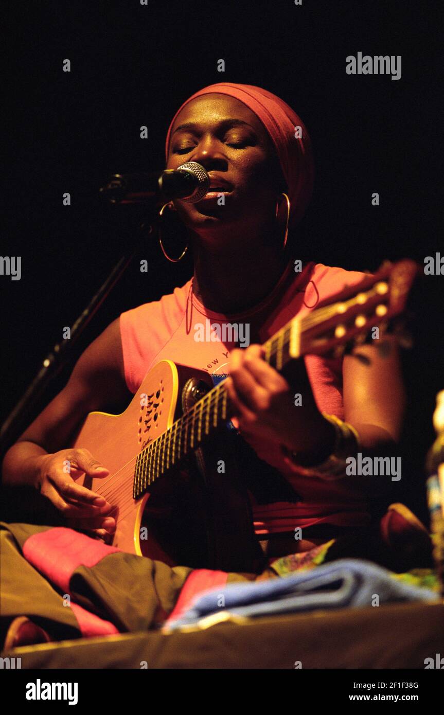 India arie 2002 hi-res stock photography and images - Alamy