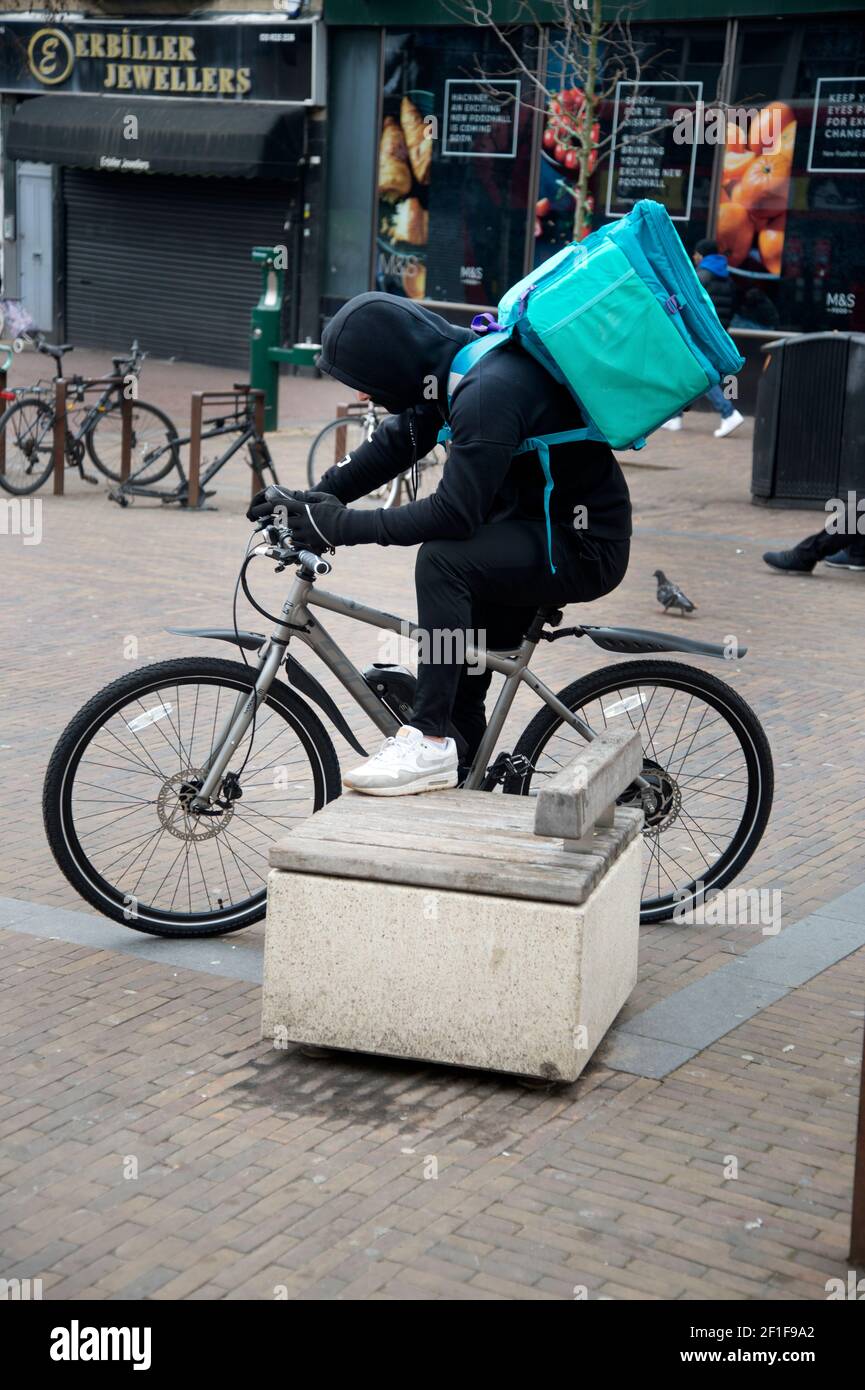 Deliveroo cyclist hi-res stock photography and images - Alamy