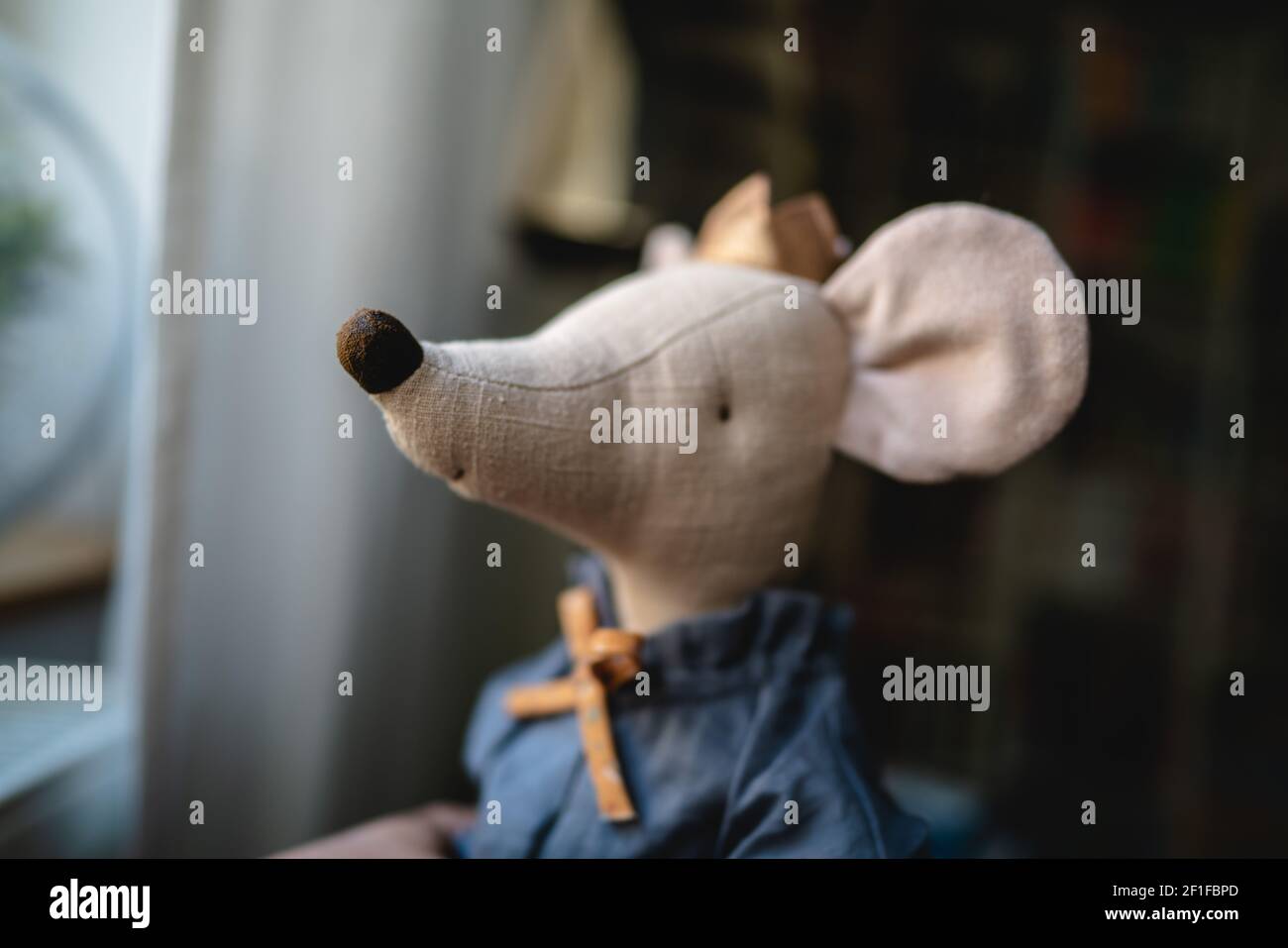 Mouse sewing hi-res stock photography and images - Alamy