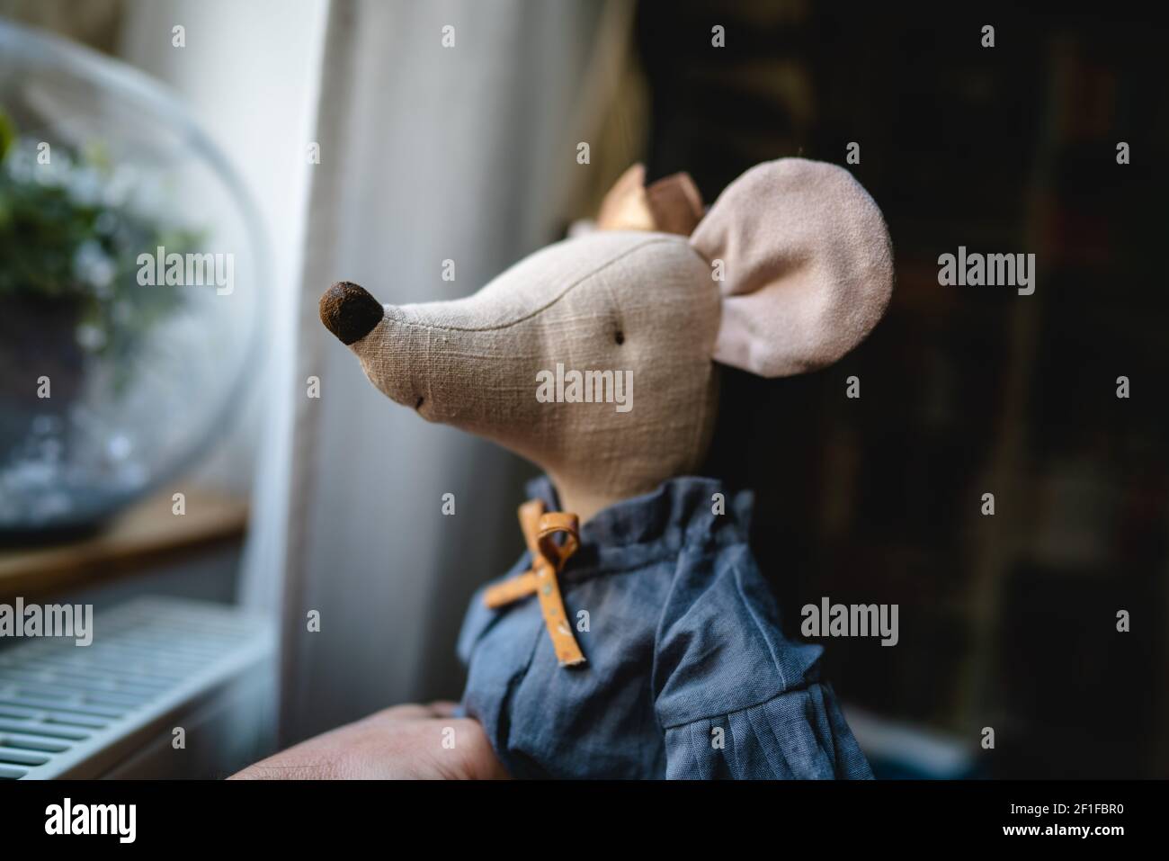 Mouse sewing hi-res stock photography and images - Alamy