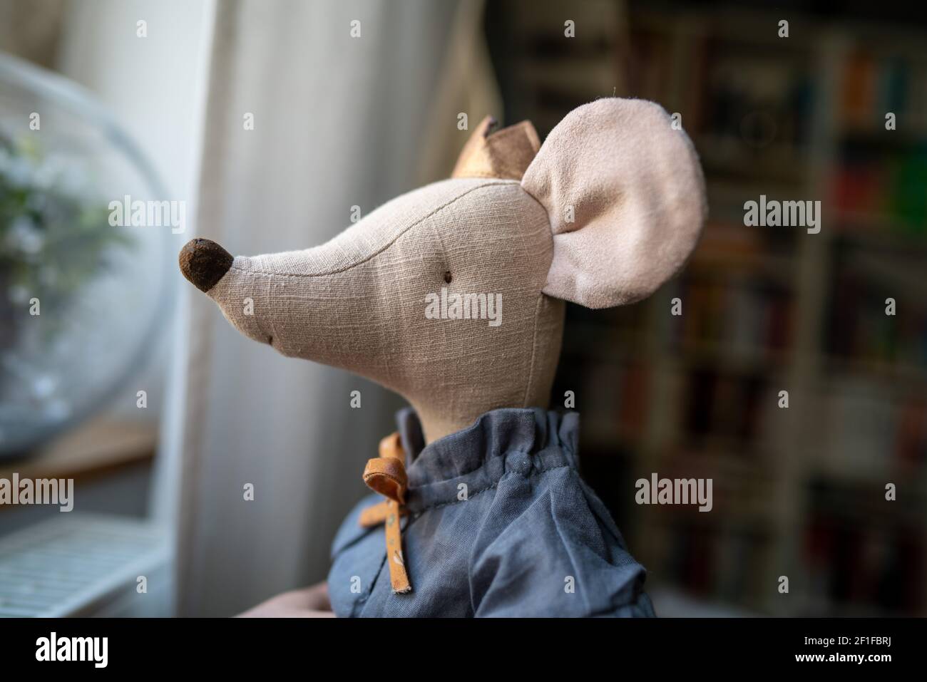 Mouse sewing hi-res stock photography and images - Alamy