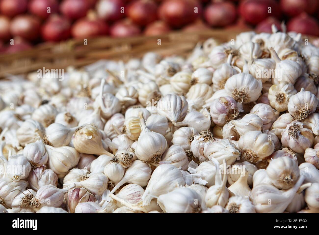 Garlic at a market in Mumbai India Stock Photo - Alamy