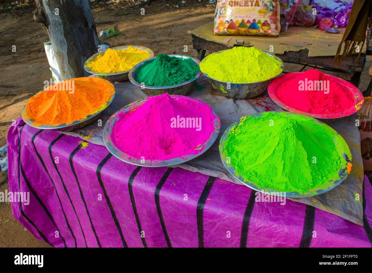 Colour explosion powder hi-res stock photography and images - Alamy