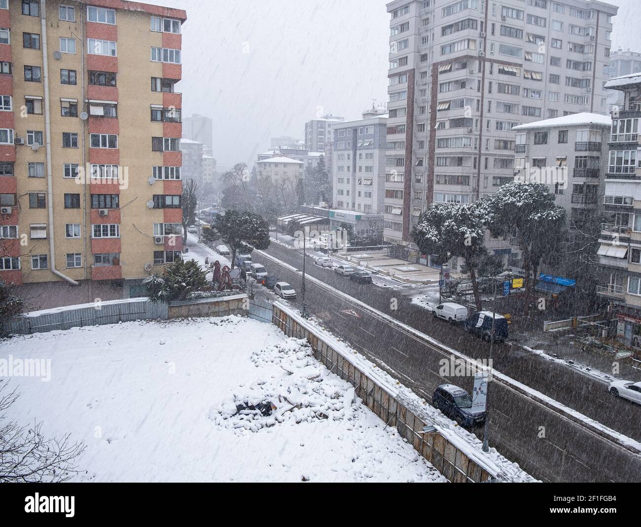 Snowy street scene hi-res stock photography and images - Alamy