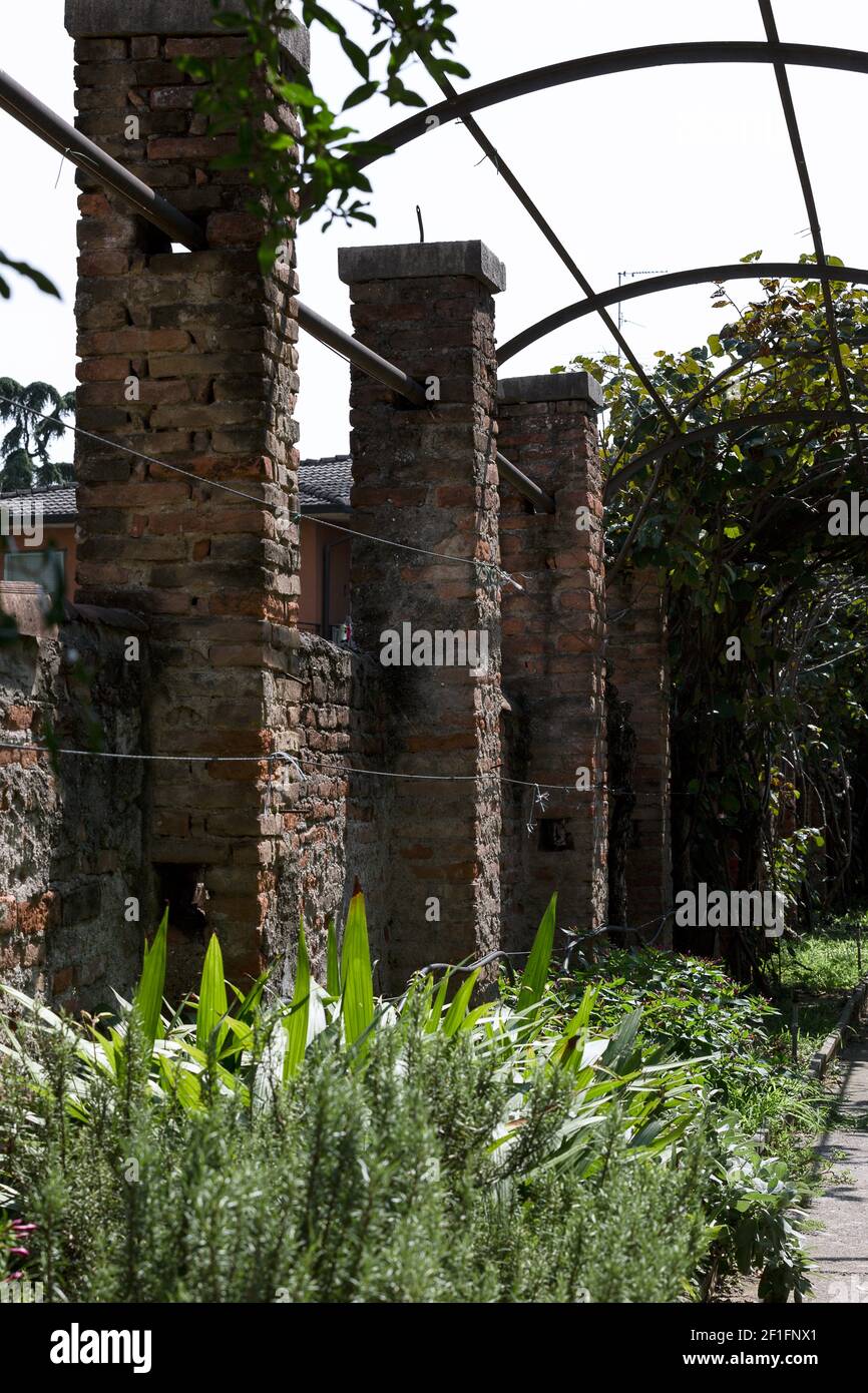 arched wall of an ancient courtyard in city Stock Photo - Alamy