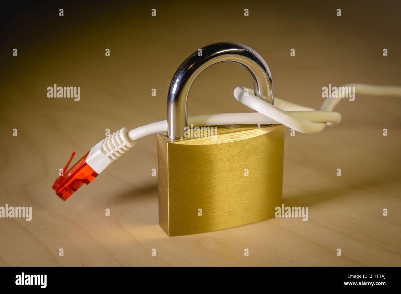 Knotted net cable around a padlock Stock Photo - Alamy