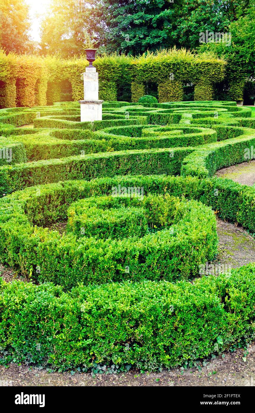 Maze garden hi-res stock photography and images - Alamy