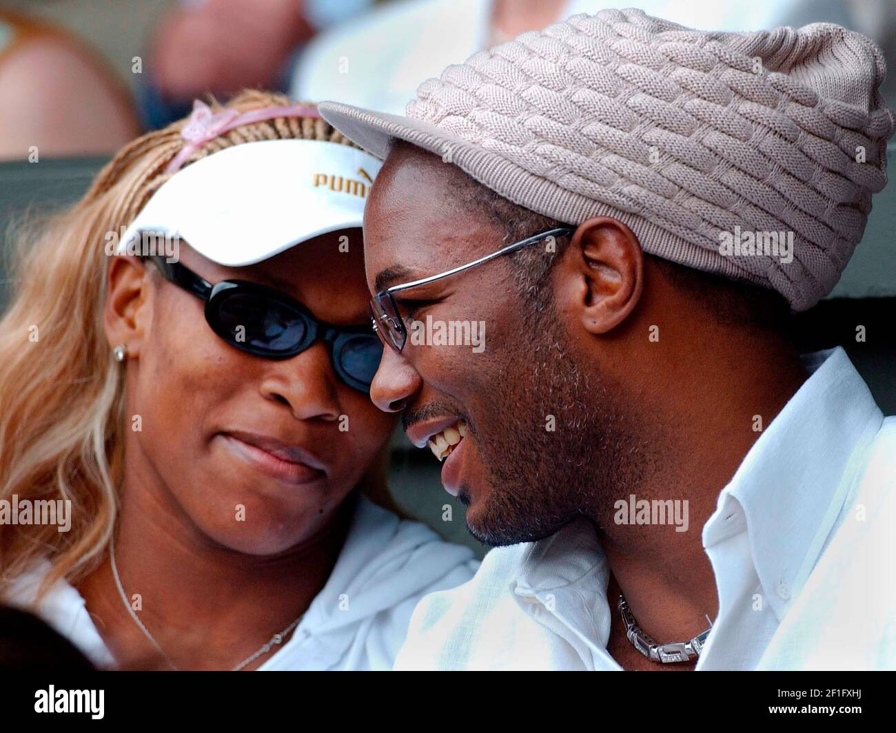 WIMBELDON 2ND DAY 25/6/2002 S. WILLIAMS AND LENOX LEWIS WATCHING V ...
