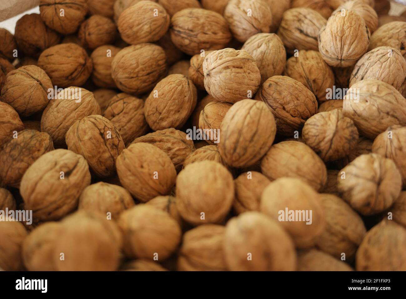 Pile of walnuts at the farmers market Stock Photo - Alamy