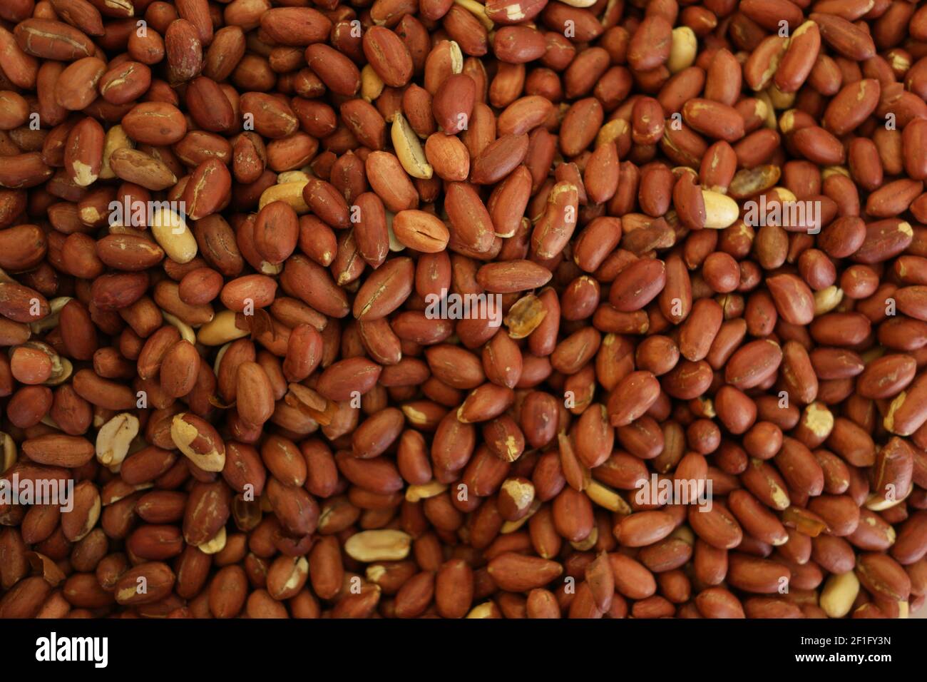Pile of peanuts with skin close up Stock Photo - Alamy
