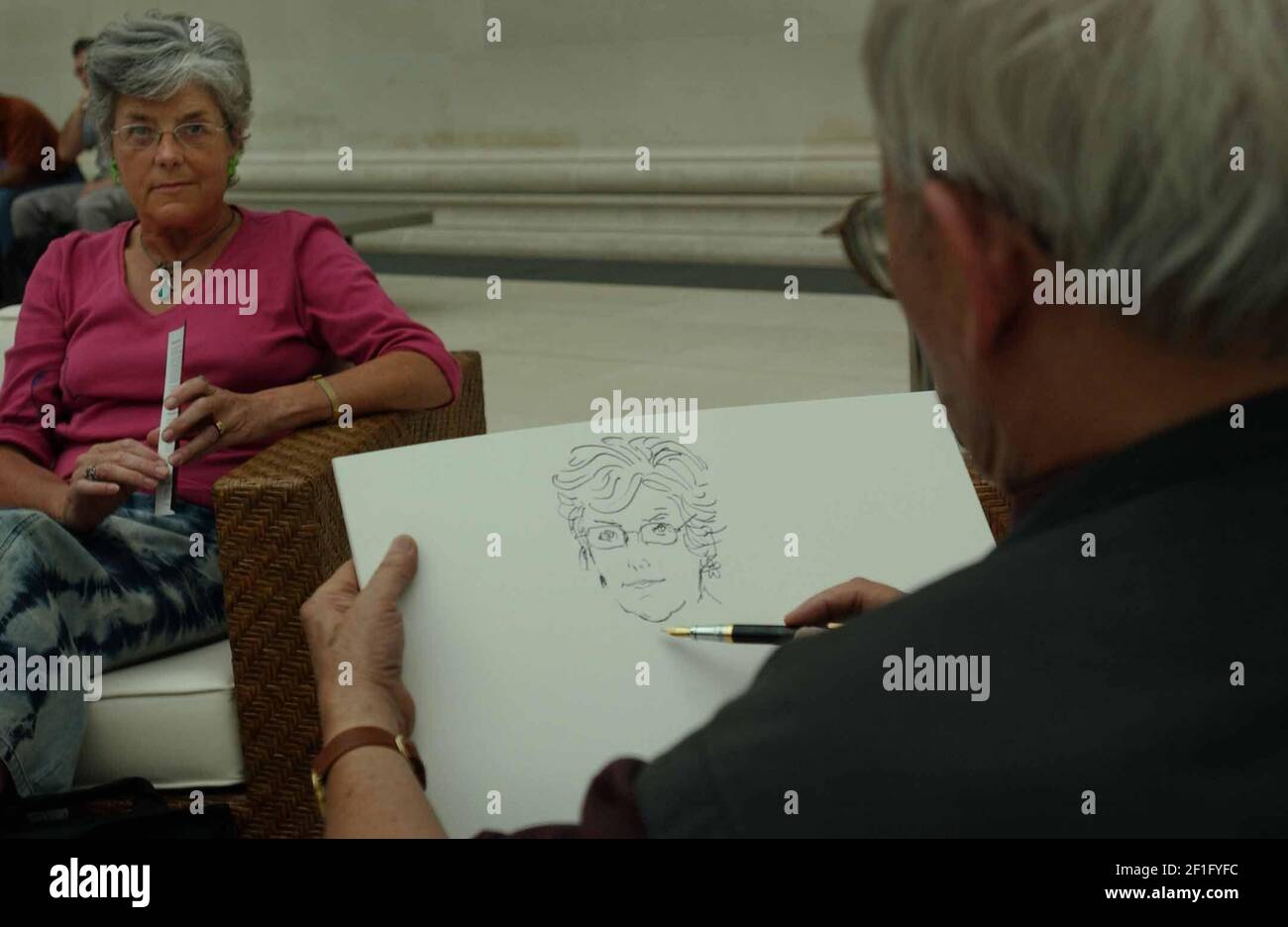 VIETNAMESE WAR ARTIST NGUYEN THU DRAWING PORTRAITS AT THE BRITISH ...