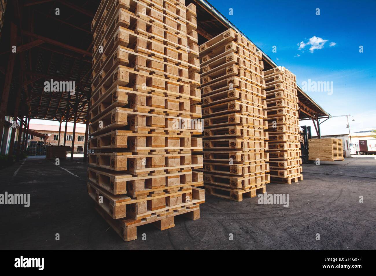 Piles of shipping pallets hi-res stock photography and images - Alamy