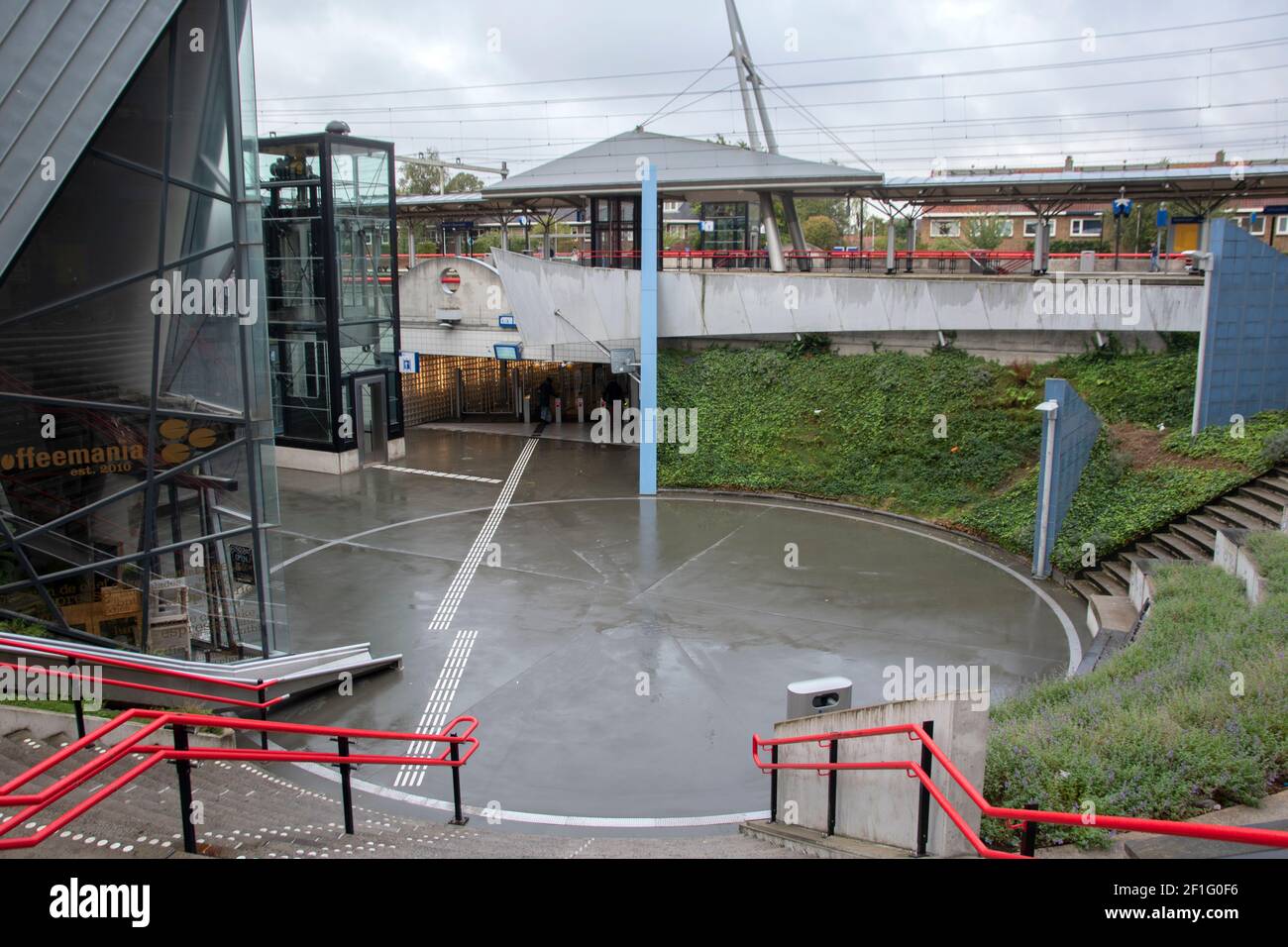 Outside utrecht station hi-res stock photography and images - Alamy
