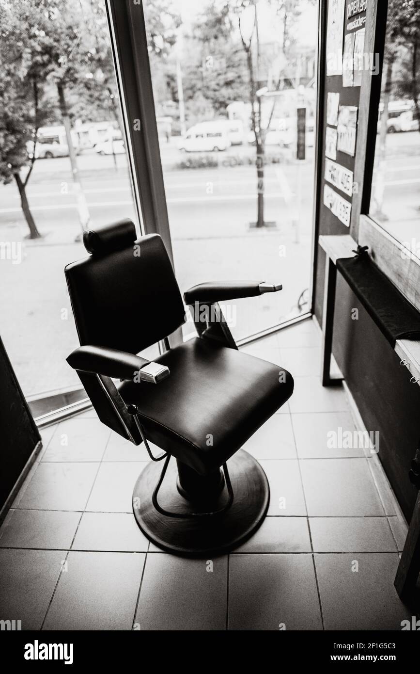 Vintage barber shop interior hi-res stock photography and images - Alamy