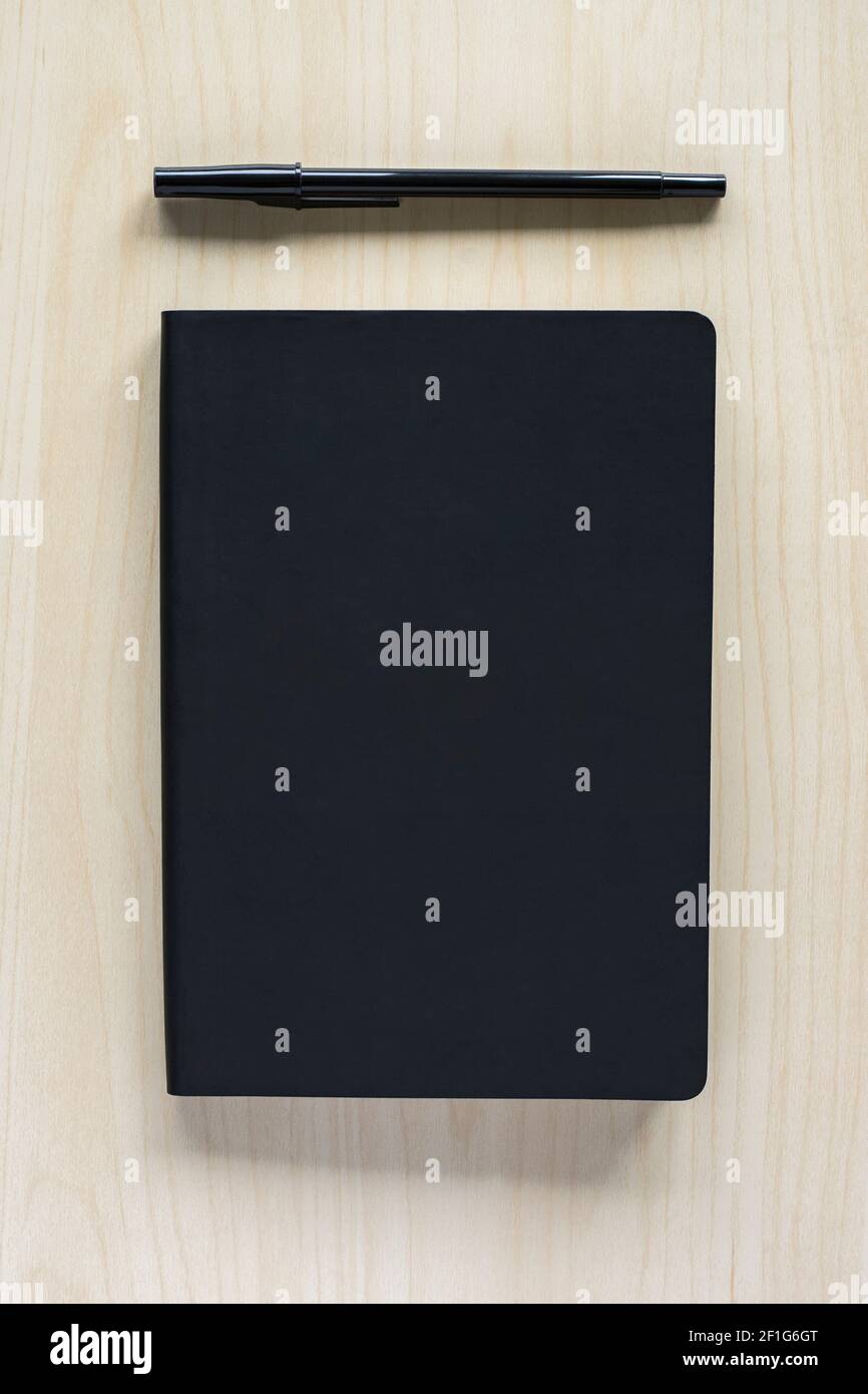 Black notebook with pen hi-res stock photography and images - Alamy