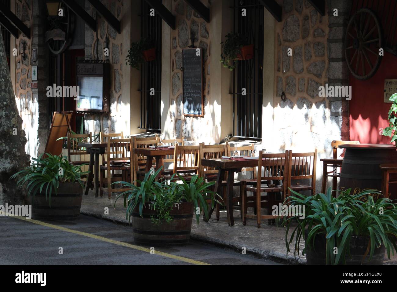 Empty restaurant tables Stock Photo - Alamy