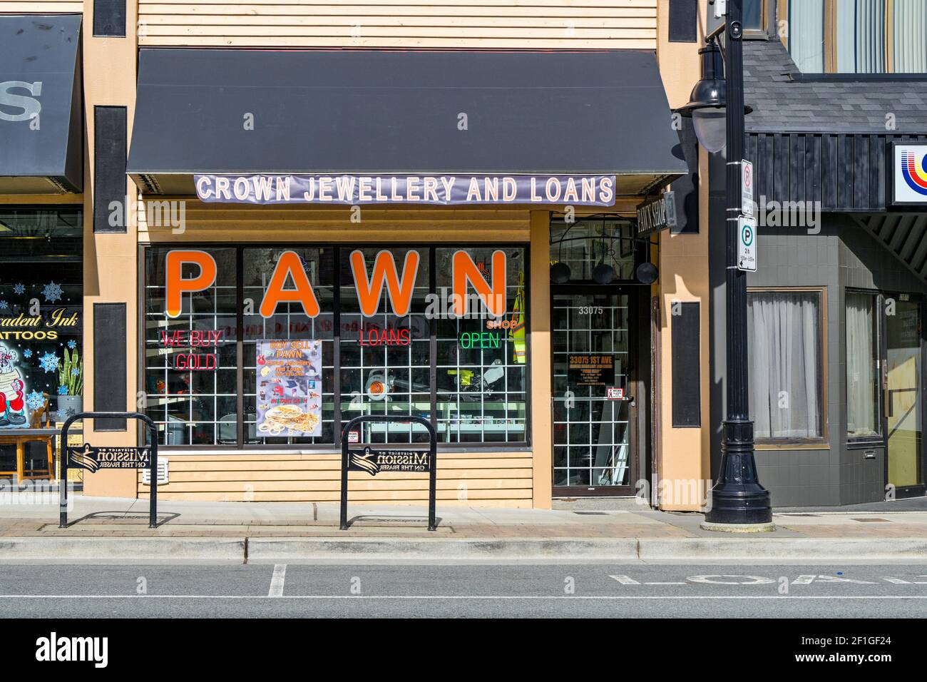 Pawn shop storefront hi-res stock photography and images - Alamy
