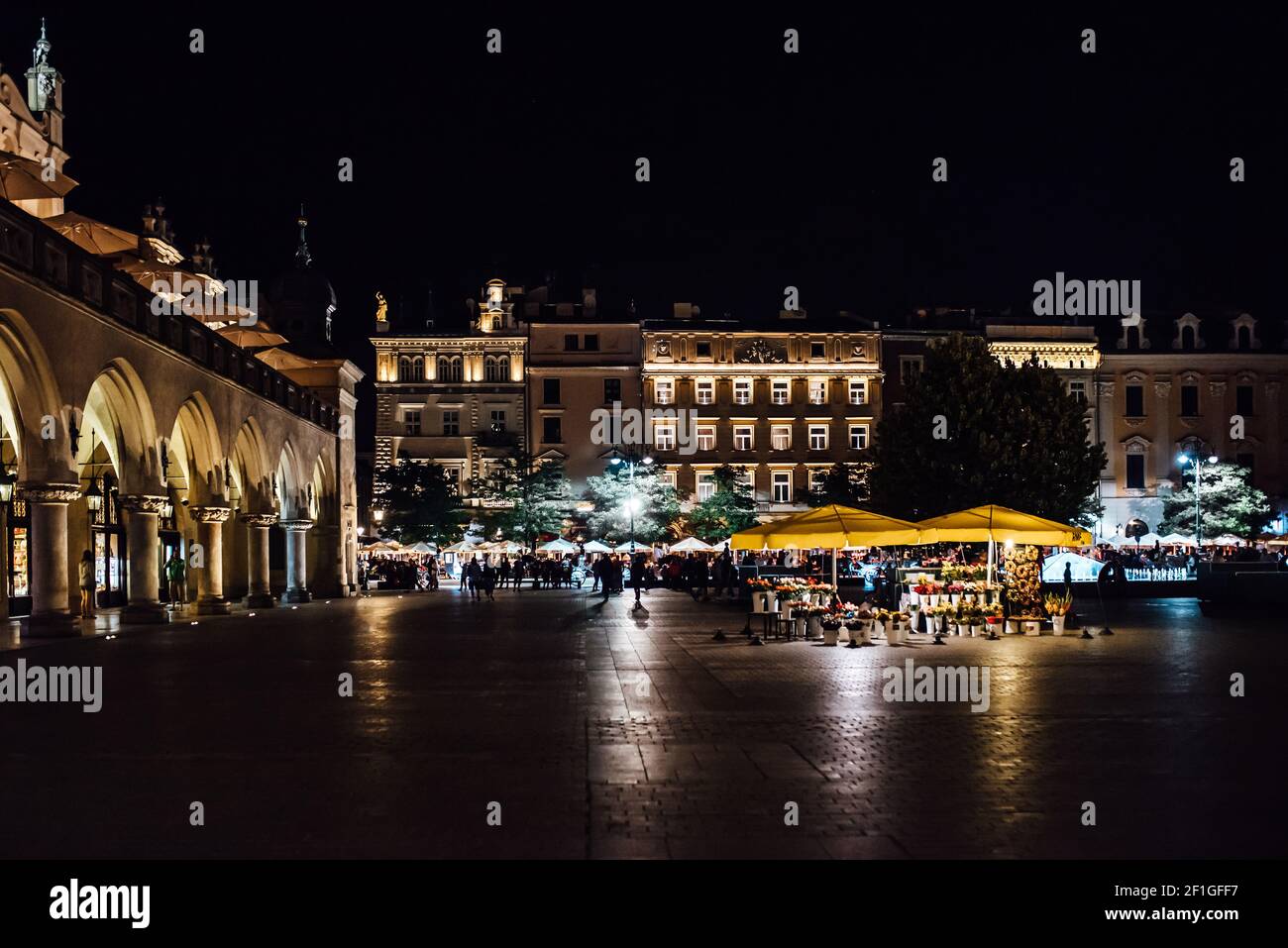 Night old commercial area of Krakow in the lights of street lamps Stock ...