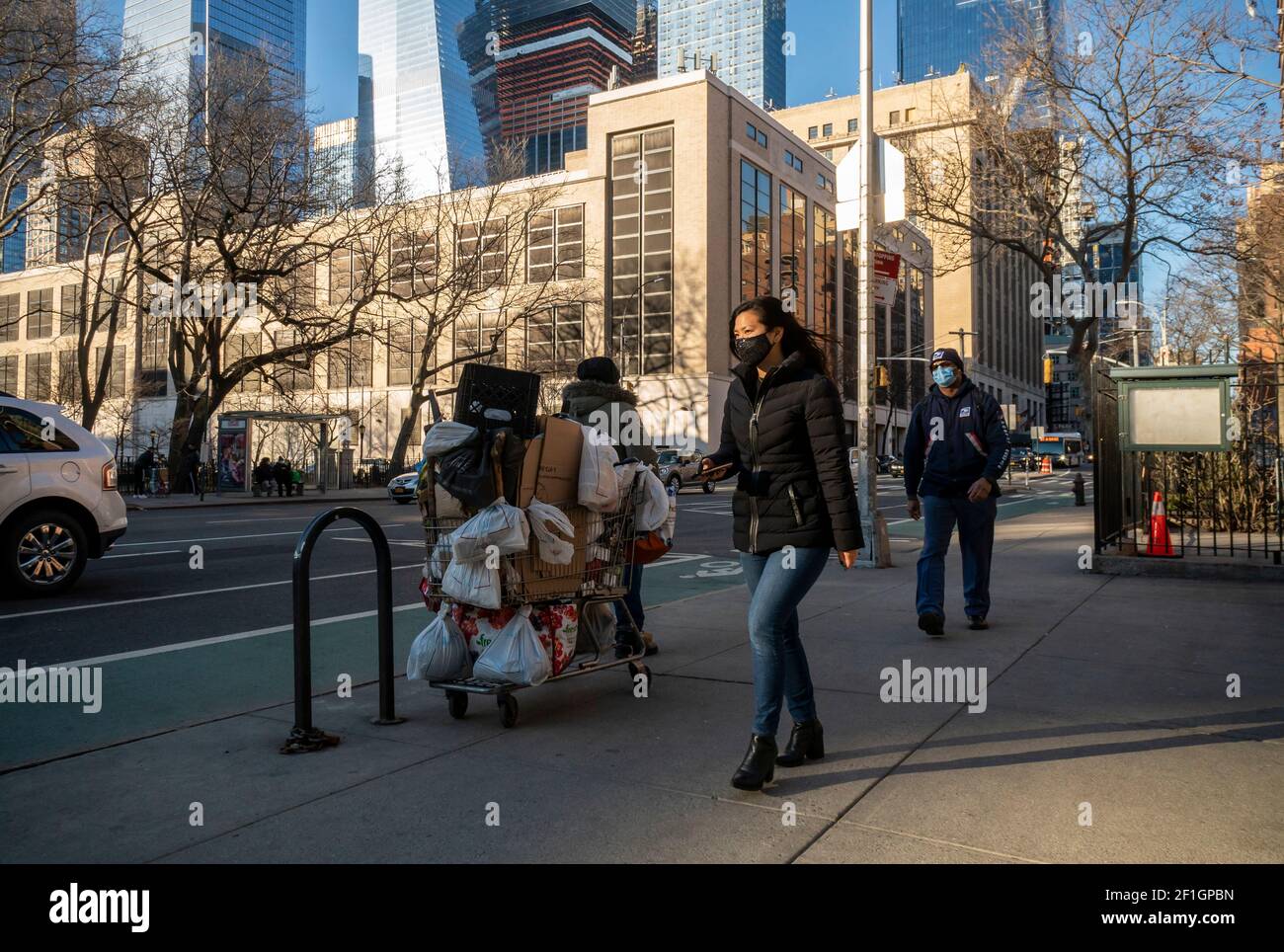Masked pedestrians in the Chelsea neighborhood of New York on Sunday ...