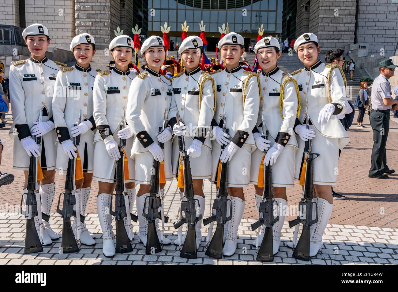 Seoul, South Korea. 27th May, 2017. Members of the South Korean ...